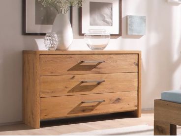 Meubles haut de gamme pour la chambre. Lit, chevet, commode en bois ...