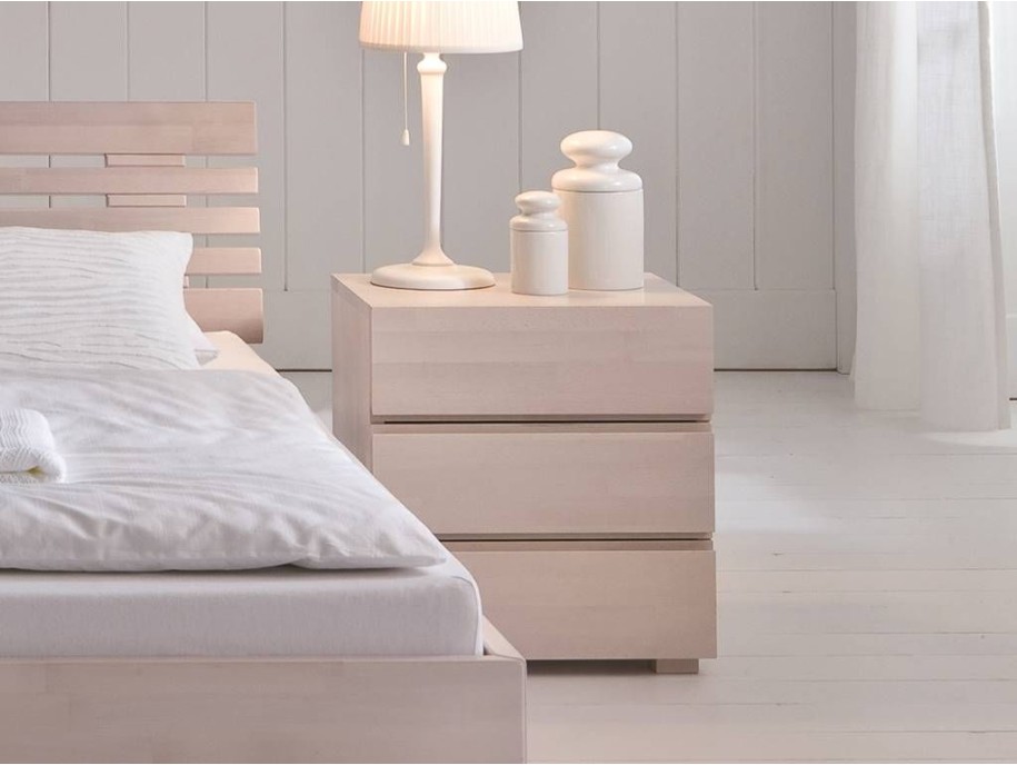 Meubles haut de gamme pour la chambre. Lit, chevet, commode en bois ...